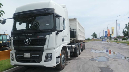 Самосвал полуприцеп SHENDONG, SHACMAN X5000 тягач билан бирга.