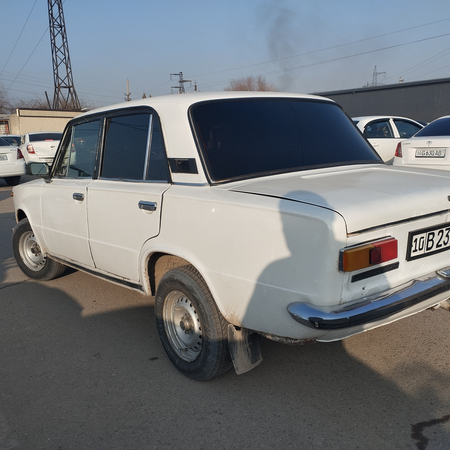 Vaz 21011 sotiladi