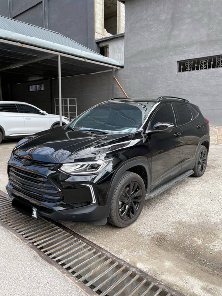 Tracker Premier 2023г. 19000$ цвет черный, не битая/не крашенная.