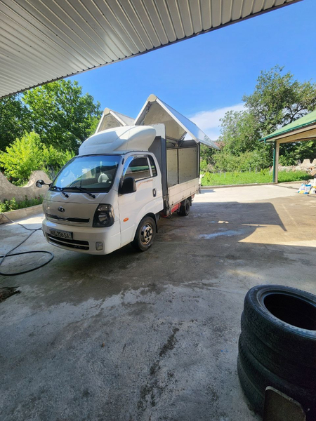 Kia bongo  yuk mashinasi