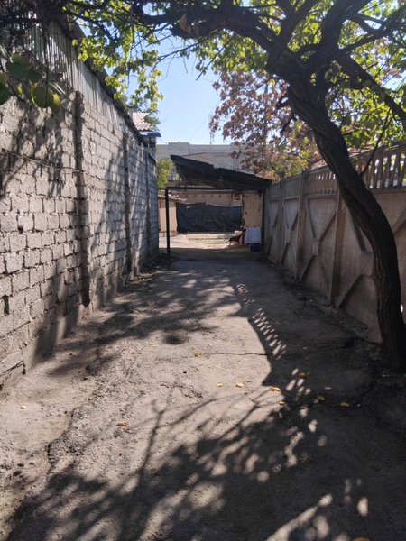 Muhtor Ashrafiy kōchasida hovli