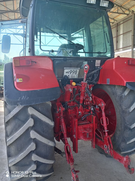 Belarus traktor sotiladi