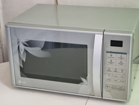 Продам  элегантную микроволновую печь LG