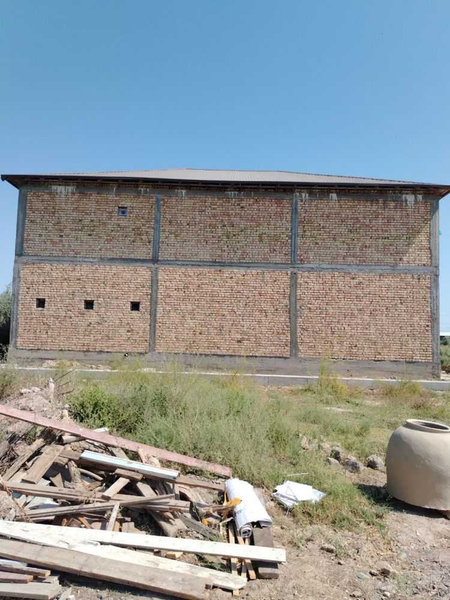 УЛУГБЕКДА 10 сотик ер кутарилган 2 каватли участок документы жойида