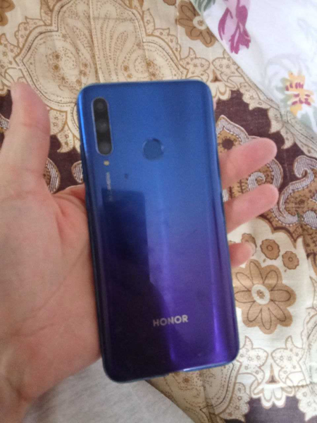 продам смартфон Хонор состояние идеальное