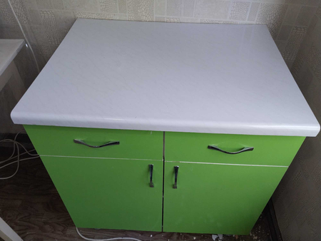 Шкаф ошхонага холати яхши 60×80столешницаси, мойкаси билан