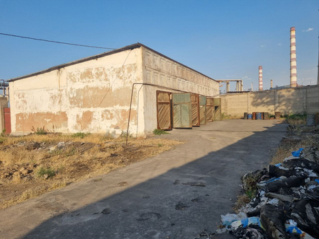 Нотурар бино сотилади