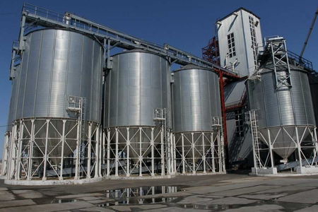 Продаю мукомольный завод 
с двумя ж/д ветками
в день 300 тонн
1,5 га