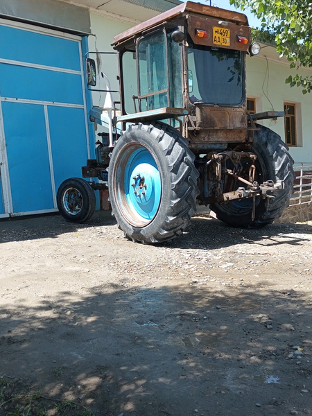 Traktor sotiladi