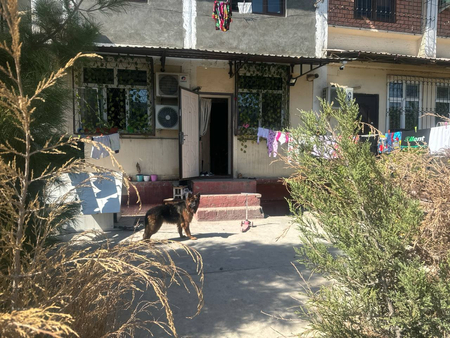 Продается своя 3 комнатная квартира на 1 этоже  5 этажного дома сергел