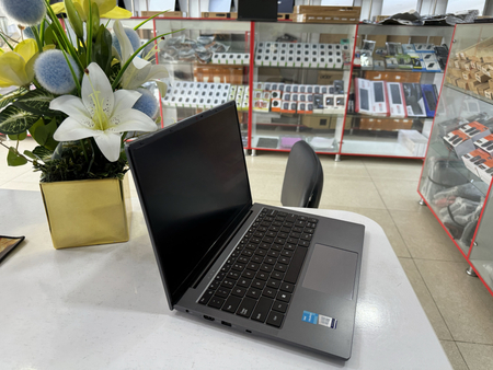 Dere ofisnoy juda tez ishlaydigani 12 gb operativka 512 ssd nvme
