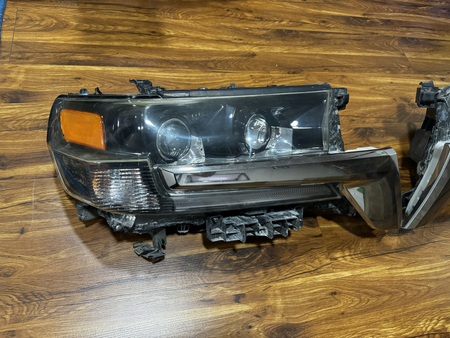 Продается  фара ot Toyota Land Cruiser LC 200