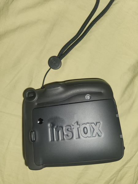 Продаётся: Фотоаппарат, камера моментальной печати Instax