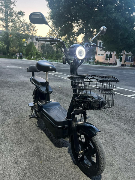 Skuter sotiladi 400$