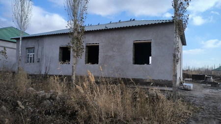 Жай сатылады посттын артында