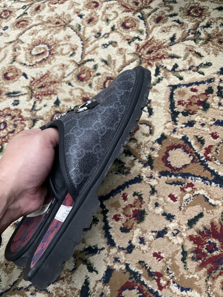 Продаю тапочки Gucci