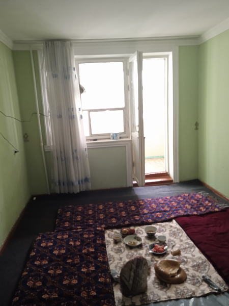 Срочно пахтазор один бозорча ёнидан 3хона 2этаж урта подьезд квартира
