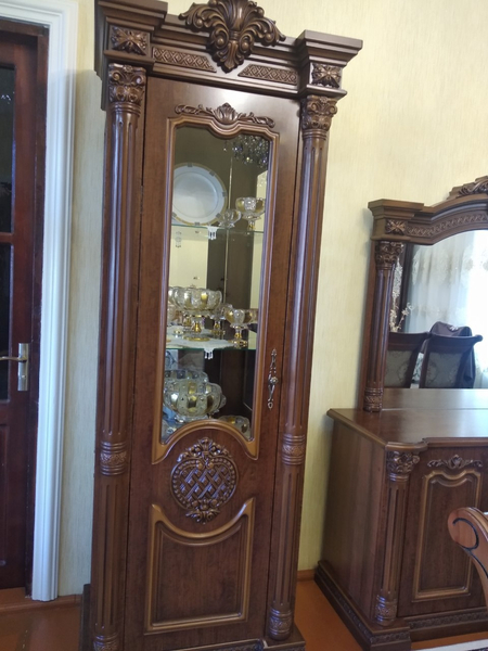 Mebel sotiladi .