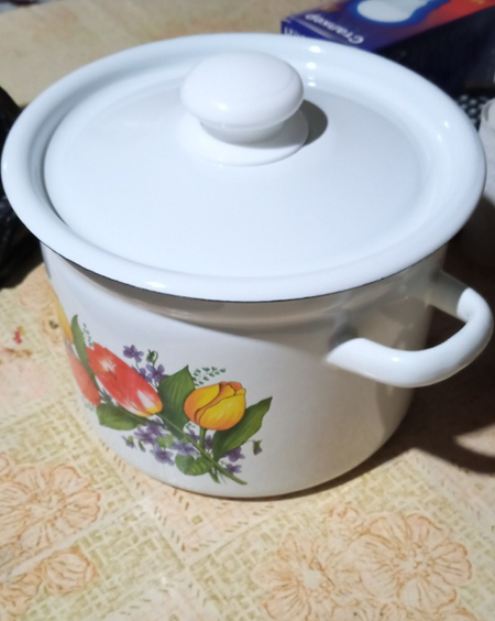 Раскладушка, кастрюли, дивандек, казан