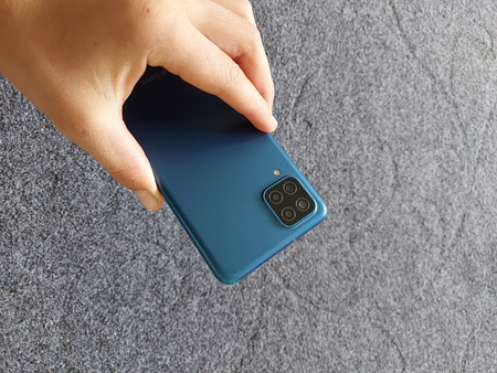 A12 holati ideal  xotira 32 gb aybi yoq karobka dakument bor