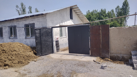 Qurulishi tufallanmagan hovli sotiladi