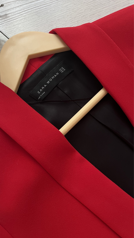 Продам чёрный и красны пиджак лёгкий от ZARA