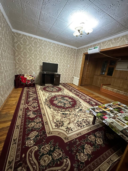 Чиланзар 8.  СРОЧНО продается 2 х комнатная 60 м2
