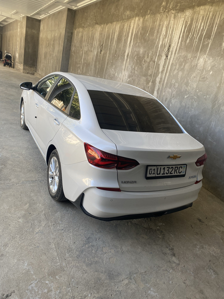 Продается Chevrolet Monza цвета жемчуг в хорошем состоянии