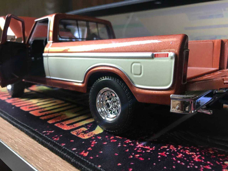 Продается модель 1:18 Ford