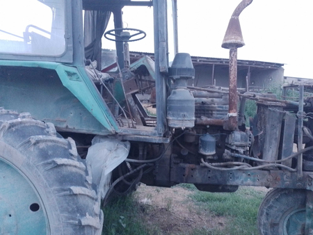 Ttz 80 traktor sotiladi.
