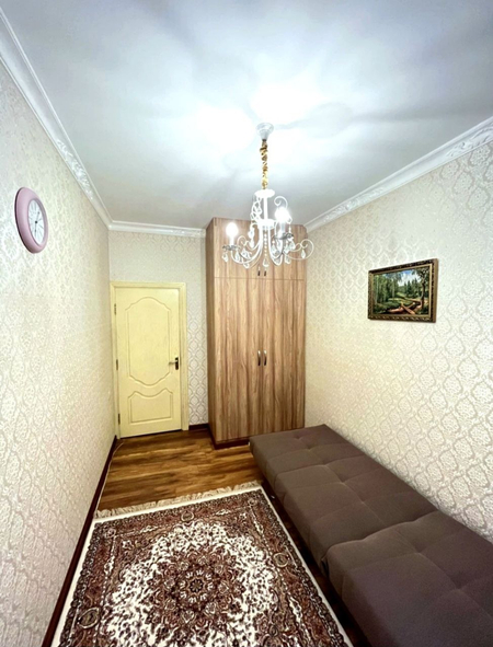 Продаётся квартира 4/2/4 на массиве Ялангач,  Мирзо-Улугбекский район