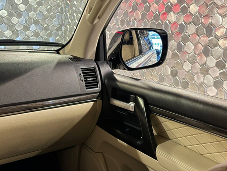 Продаётся  Toyota Land Cruiser 200 4.6 L