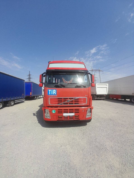 VOLVO паравоз + прицеп Сотилади