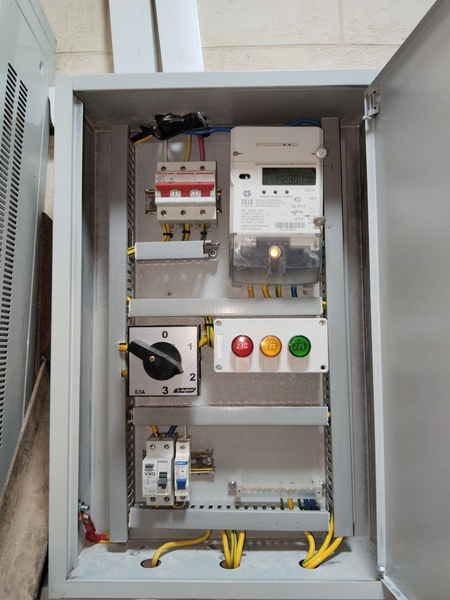 Elektromobilga zaryadnika ustanovka