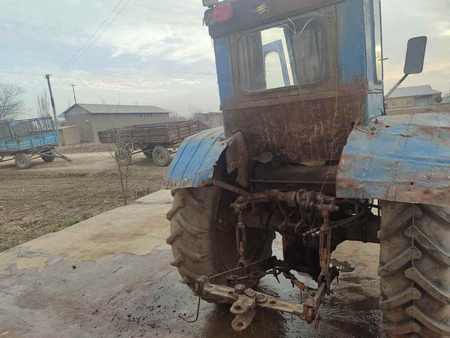 T-28 traktor sotiladi