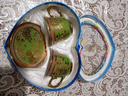 Посуда: чайник, графины, бокалы, салатницы