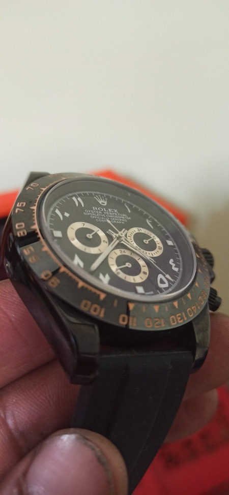 Rolex mexanika
Oyna safir
Korpus qora 
Kiramika
Remishok rezinka 
Hola