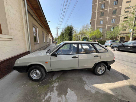 VAZ 21093. kulrang serebristiy