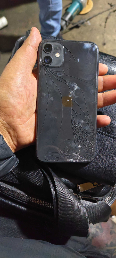 Iphone 11 Tel yaxshi holatda yomkst 72  faqat orqasida singan joyi bor