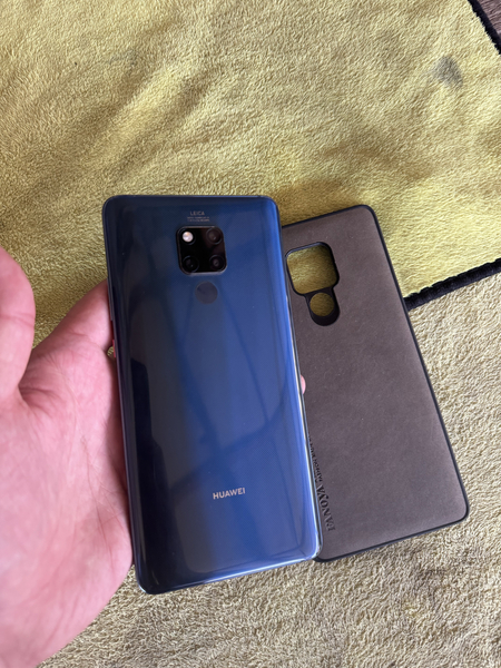 Huawey mate 20x pamit 6.128g holati ideal cheholi bor oqip tel qlila