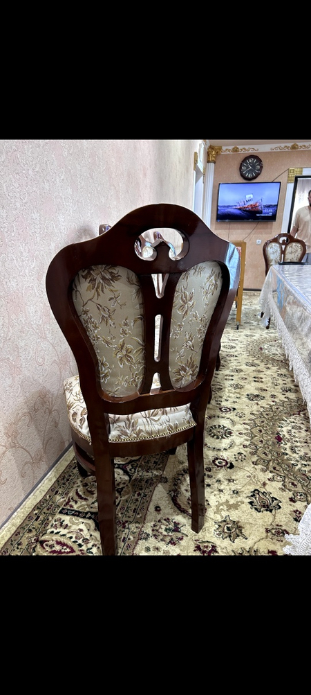 Стол и стулья в хорошем состоянии