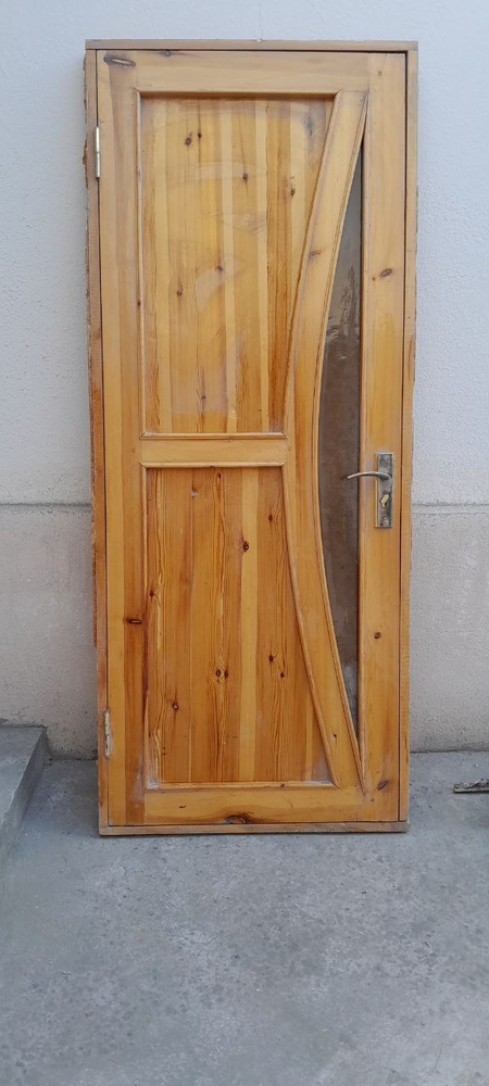 Taxta eshik sotiladi