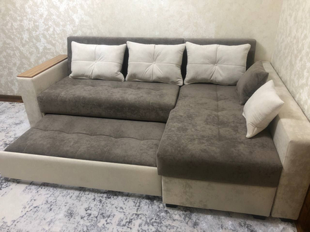 Uglavoy raskladnoy divan