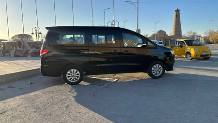 Qulayliklarga ega ajoyib mikroavtobus  JAC M4 AVTOMAT
