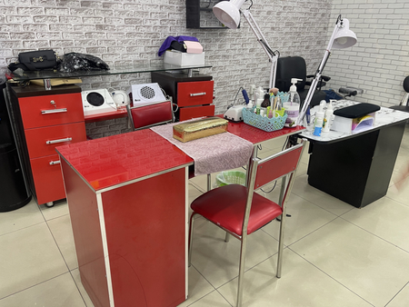 Продается рабочее столы для салон красоты и прочее