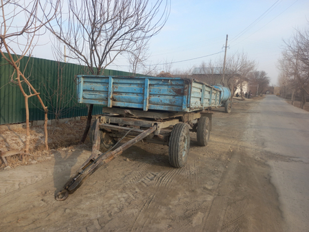 Traktor barcha qóshimcha uskunalari bilan