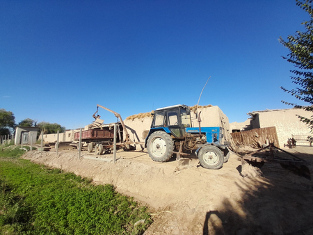 Traktor MTZ hamma narsasi bilan sotiladi