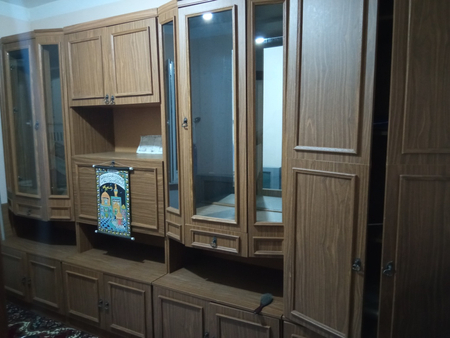 Servant 2 ta shkafi bn pasida i tepasida kickina shkoflari  bor