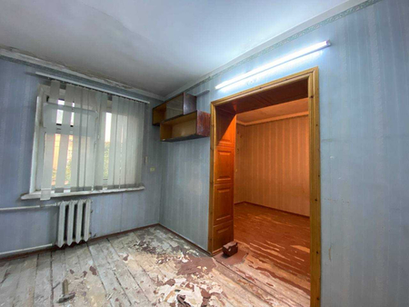 м.Буюк Ипак Йули около метро 3-комн 4/5 71 м² кирпич 2х6 без ремонта