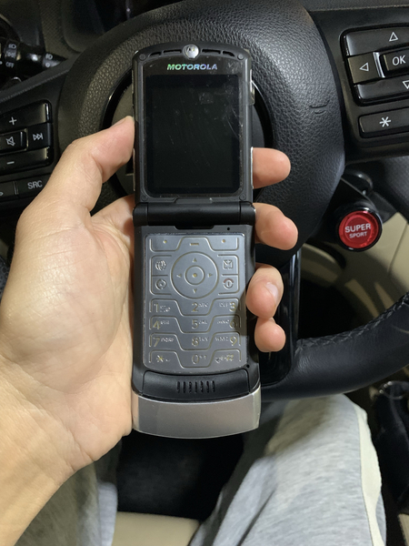 Motorolla rezr 3 sim oqiydi